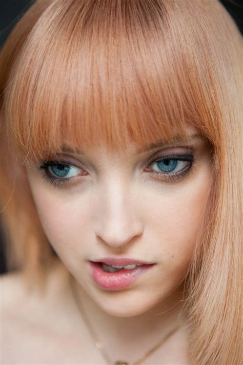 A Strawberry Blonde Shade Brings Out The Rosiness Of Kays Skin And Makes Her Blue Eyes Pop