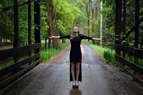 Kostenlose foto Wald Gras Person Mädchen Frau Straße Brücke