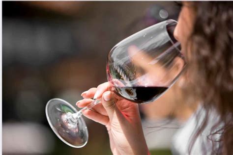 Viso Rosso Dopo Aver Bevuto Il Vino Potrebbe Essere Un Grave