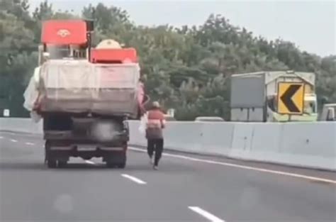Viral Sopir Kejar Truk Yang Melaju Tanpa Pengemudi Di Jalan Tol