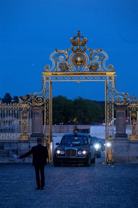 Le majestueux banquet d État dans la galerie des Glaces du château de