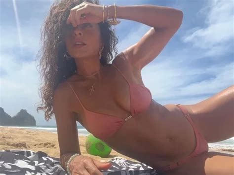 Juliana Paes mostra corpo biquíni rosa em viagem a Noronha