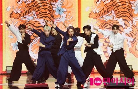 TEN 포토 ATBO 신라 화랑의상을 21세기로 재해석 텐아시아