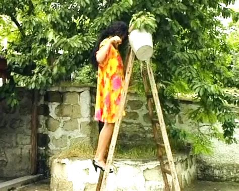 Seksi Alman orta yaşlı seksi kadın açık havada deliklerini siktiriyor