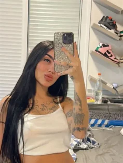 Grávida MC Mirella mostra barriga em foto N10