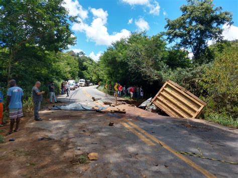 Batida Entre Carretas Deixa Um Morto E Outro Ferido Na Rodovia MG 262