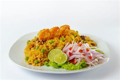 Comida Peruana Arroz De Mariscos Con Cebolla Foto Premium