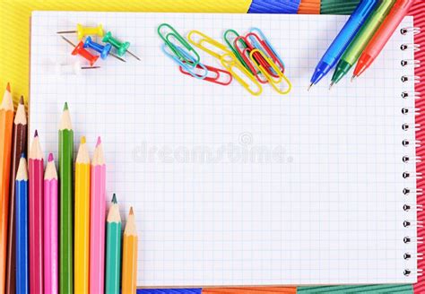 Lápices Del Color En El Papel Con El Cuaderno Imagen de archivo