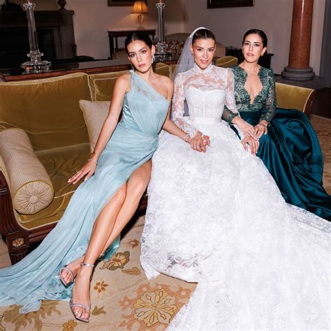 Stephanie Salas lleva el vestido más elegante en la boda de su hija