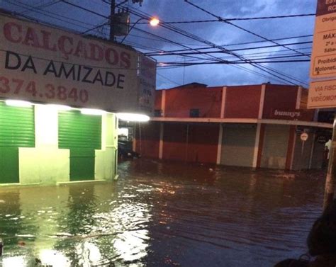Chuva forte em São Carlos causa alagamentos e cratera veja fotos São