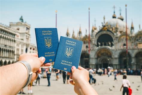 Mano sosteniendo pasaportes biométricos ucranianos concepto de viaje