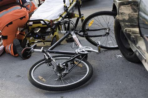 Ciclista finisce contro un autobus fermo a Milano è morto