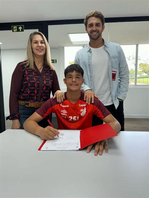 Filho de Eliza Samudio Bruninho assina 1º contrato no dia em que a mãe