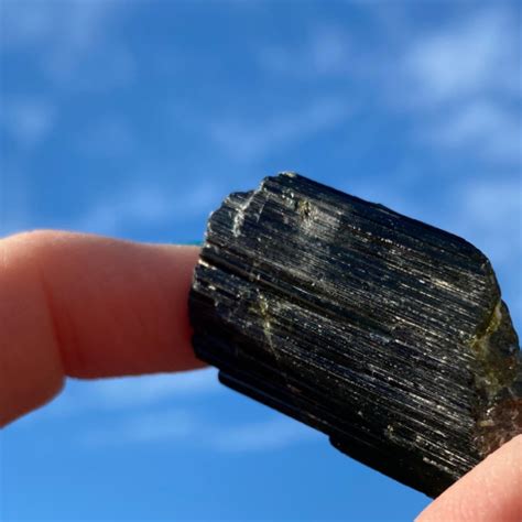 Turmalina negra Para que sirve cómo limpiarla y activarla