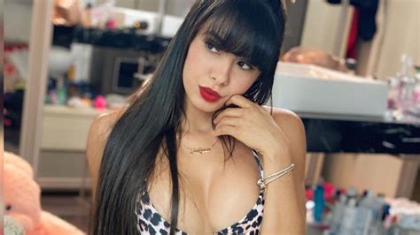 Juliana Caetano abre as pernas e sensualiza de biquíni