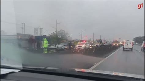 Motociclista morre ao atropelar pedestre no litoral de SP e colisão