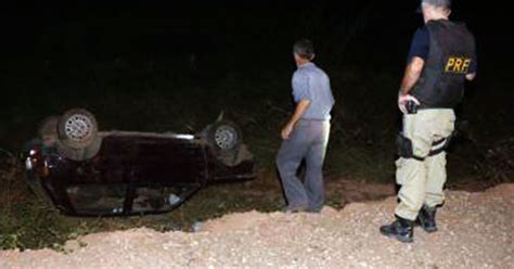 G1 Mulher fica presa às ferragens após carro capotar e descer