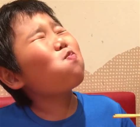 on Twitter RT livedoornews 回転すし初めて大トロを食べた少年 9歳が見せた至福の表情に50万いいね