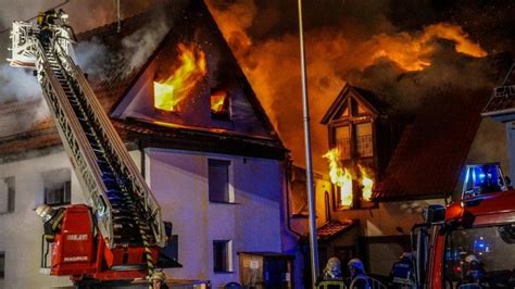Feuer zerstört zwei Wohnhäuser