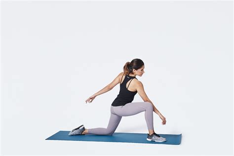 Wie Man Den Low Lunge Twist Stretch Macht Techniken Vorteile