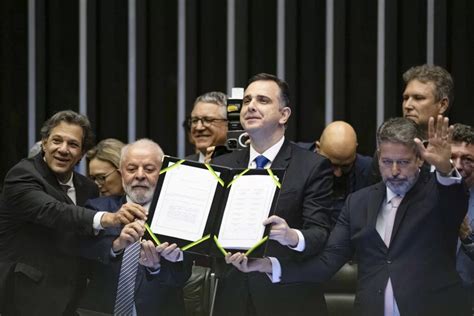 Ap S Vota O Hist Rica Reforma Tribut Ria Promulgada Pelo Congresso