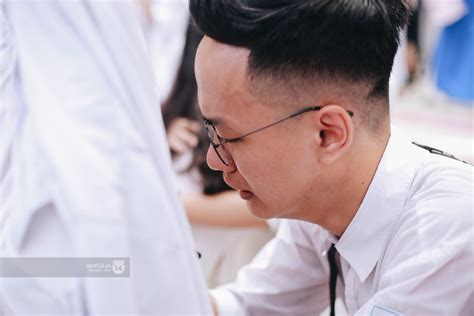 Chùm ảnh Học sinh lớp 12 ôm nhau khóc nức nở trong lễ bế giảng cuối