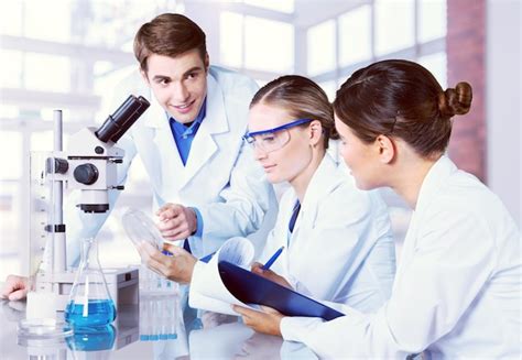 Grupo dos cientistas que trabalham no laboratório Foto Premium