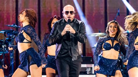 Pitbull S Dance Moves During His Fiery Set Are A Sight To Behold Iheart