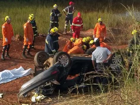 G1 Homem morre em colisão traseira entre dois carros na BR 060 no DF