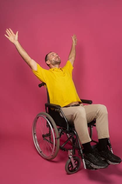 Portrait D un Homme Handicapé En Fauteuil Roulant Photo Gratuite