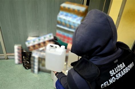 Papierosy i alkohol z przemytu na Starosielcach w Białymstoku