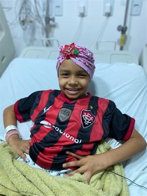 A medula pegou paciente comemora após transplante e recebe visita