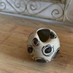 Petit vase boule en grès blanc motifs gravés noirs Gko Céramique