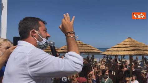 Salvini In Spiaggia Al Contestatore Fratello Mantieni Tu Tre