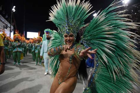 Rainha da Mocidade distribui mais de 100 calcinhas na Sapucaí Fazer