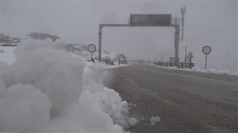 Neve fecha estradas no maciço central da serra da Estrela CNN Portugal