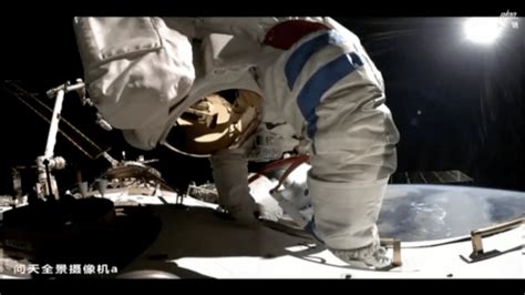 Tripulación de Shenzhou 17 da primera caminata espacial video