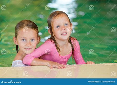 Petites Filles Adorables Dans La Piscine Des Vacances D été Photo stock