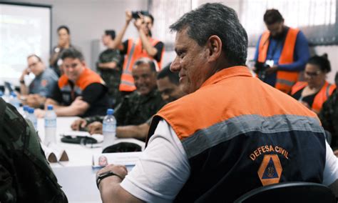Atuação de Tarcísio na tragédia do litoral norte de SP rende elogios