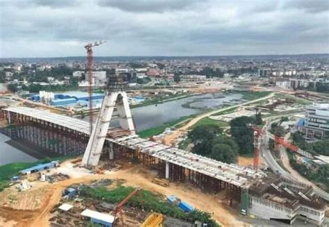 Côte d Ivoire Pont de Cocody pose des voussoirs qui traversent le