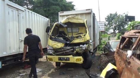 Innalillahi Wa Innailaihi Rojiun Orang Tewas Kecelakaan Truk Vs Truk