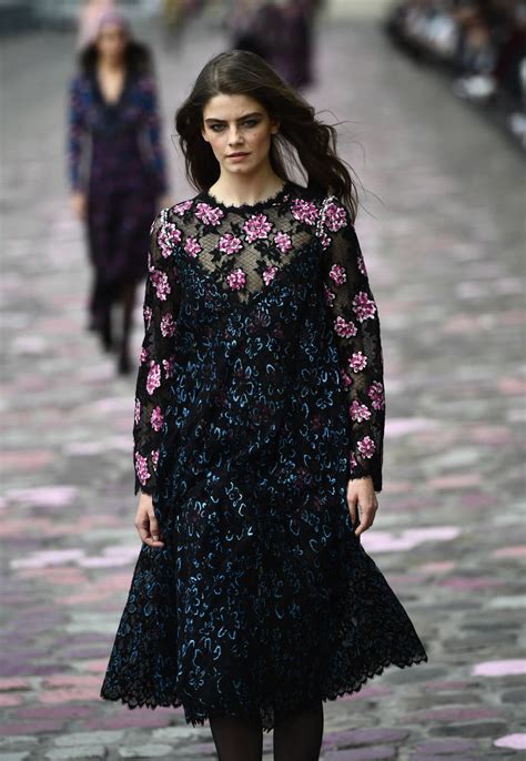 Chanel revisite l esprit parisien bohème pour son show haute couture