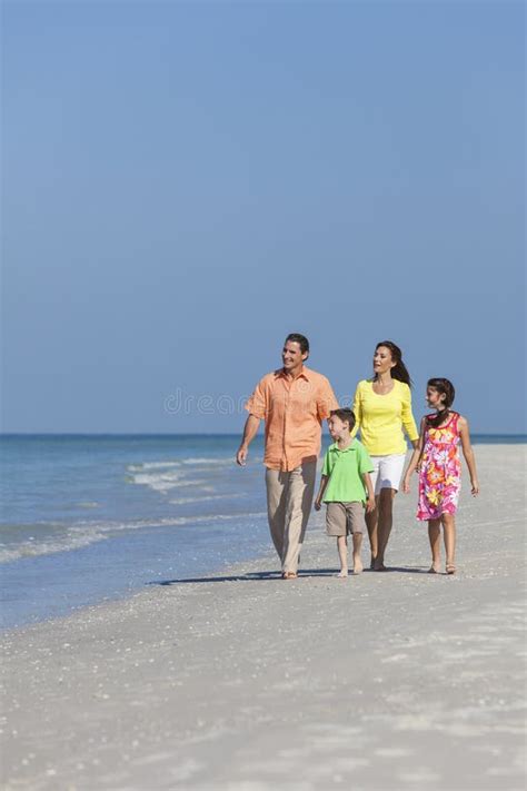 Madre Padre Y Familia De Los Niños Que Recorre En La Playa Foto de
