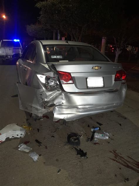 Automóvil fantasma atropella a peatón y choca contra carro