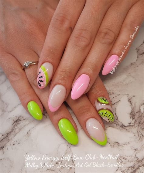 Modne paznokcie na sierpień Ten manicure na lato podkreśla opalone