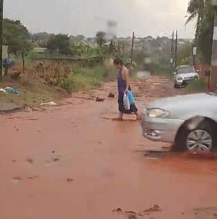 Chuva forte alaga ruas no Centenário e deixa moradores no barro