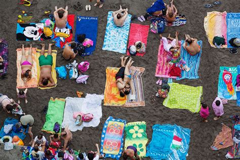Menschen Tummeln Sich Am Strand Geo