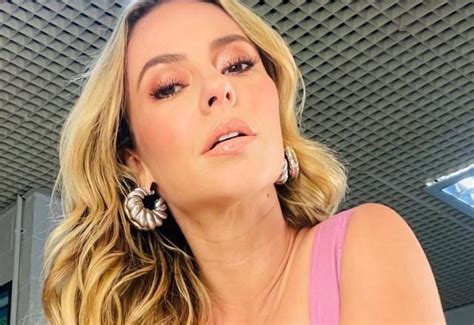 SBT TV Paolla Oliveira dá puxadinha em biquíni prateado e ostenta