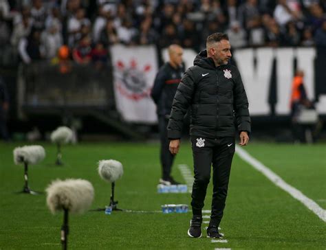 Oficial Vitor Pereira não é mais treinador do Corinthians