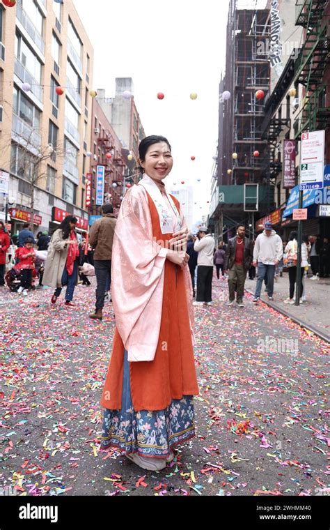 Une femme est vêtue de vêtements traditionnels pour célébrer le nouvel